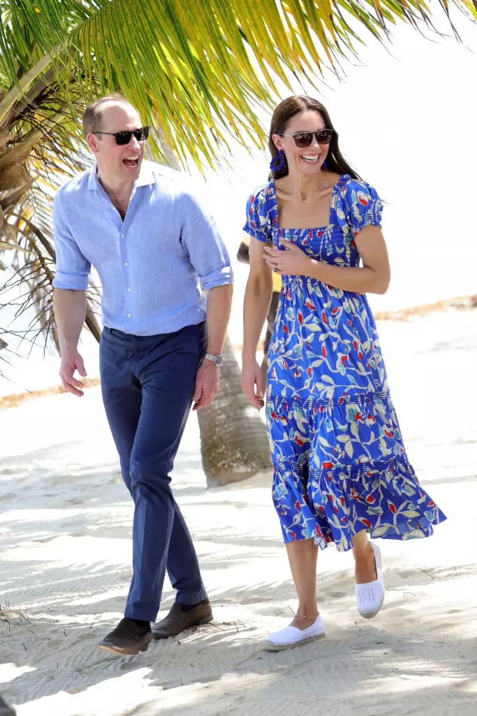 Kate Middleton Belizessä, yllään Tory Burch -mekko ja Stella McCartneyn valkoiset espadrillit.