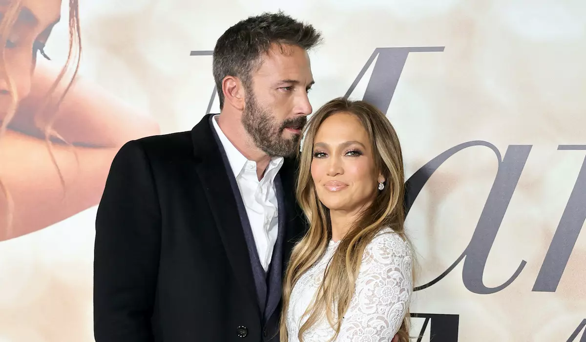 Ho thoe Jennifer Lopez o ile a bolella Ben Affleck "Ha ho na Mabaka" mabapi le "Boitšoaro bo sa Amoheleheng" ba Pele ho Lechato, Mohloli o sa Tsejoeng o re