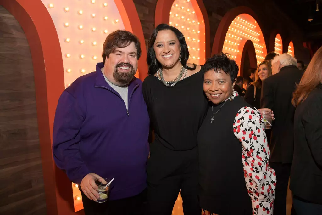 LOS ANGELES, CA - JANUARY 11: (L-R) Soo saaraha fulinta Dan Schneider, SVP of Talent and Casting for Nickelodeon Shelly Sumpter Gillyard iyo EVP ee Istaraatiijiyada Isku-Darka Caalamiga ah iyo Kala duwananshiyaha Viacom Marva Smalls waxay ka qaybgalaan dabaaldega Nickelodeon ee xarunta cusub ee Burbank Janaayo 11, 2017 ee Los Angeles, California.