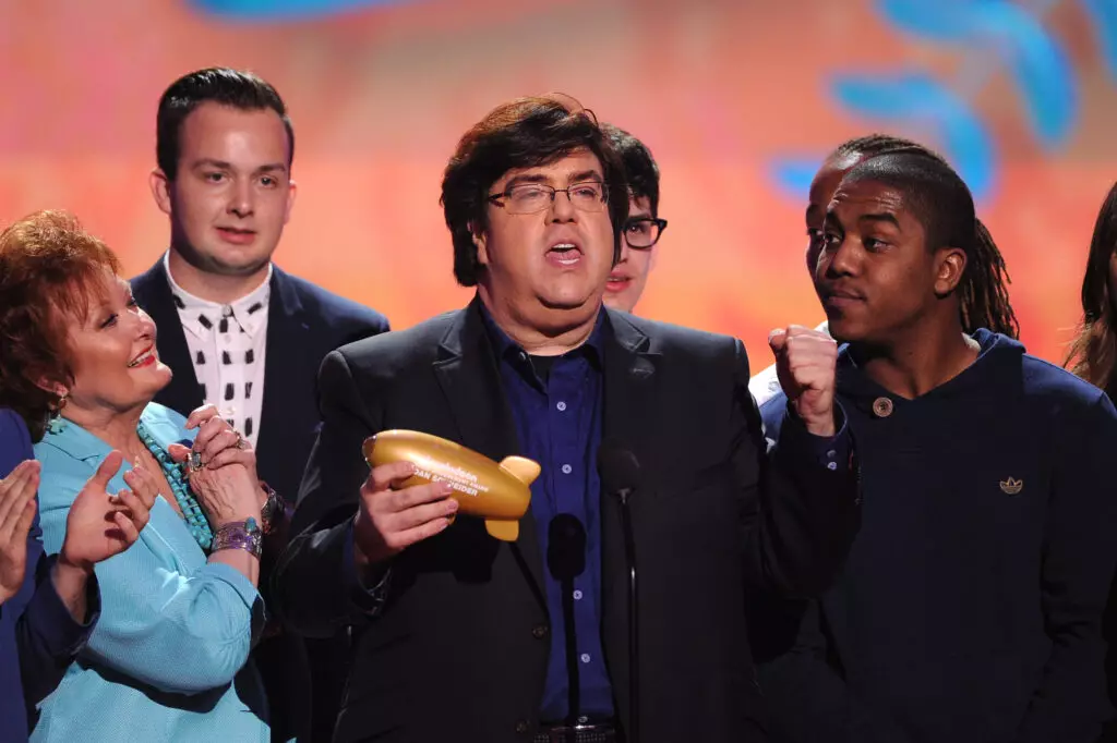 LOS ANGELES, CA - MARCH 29: Panulis / produser Dan Schneider narima Lifetime Achievement Award onstage salila Nickelodeon's 27th Annual Kids' Choice Awards diayakeun di USC Galen Center on March 29, 2014 di Los Angeles, California.