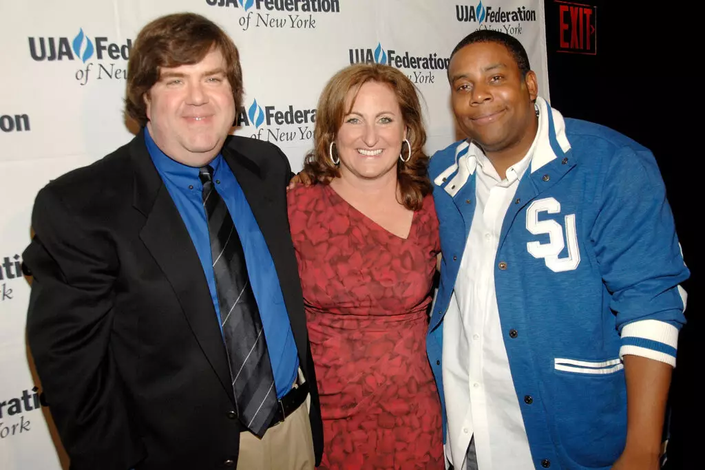 NEW YORK, NY - APRIL 14: (L-R) Dan Schneider, Cyma Zarghami iyo Kenan Thompson waxay ka qayb galayaan 2011 UJA-Federation of New York's Broadcast, Cable, iyo dabaaldaga abaal marinta Fiidiyowga ee Edison Ballroom ee Abriil 14, 2011 ee Magaalada New York.