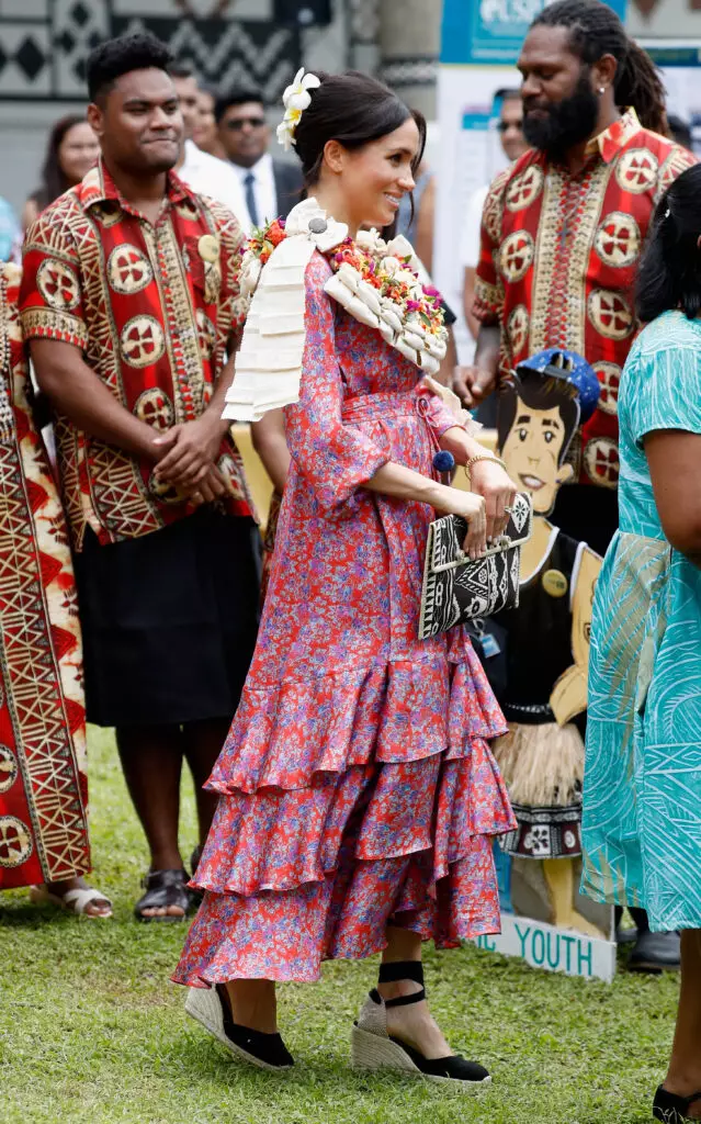 রাজকীয় মহিলারা জনসাধারণের মধ্যে কীভাবে পোশাক পরেন তার জন্য রানী এলিজাবেথের কঠোর নিয়ম 483_1