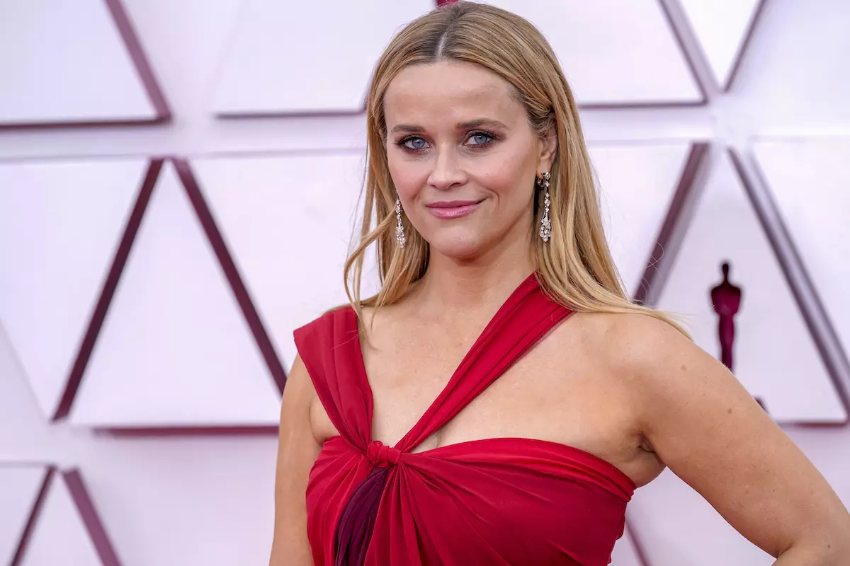 Reese Witherspoon yn ‘Gyrru ar Wahân’ Oddi Wrth Ei Gŵr Jim Toth Am Fisoedd, Yn Agos at Ysgaru?