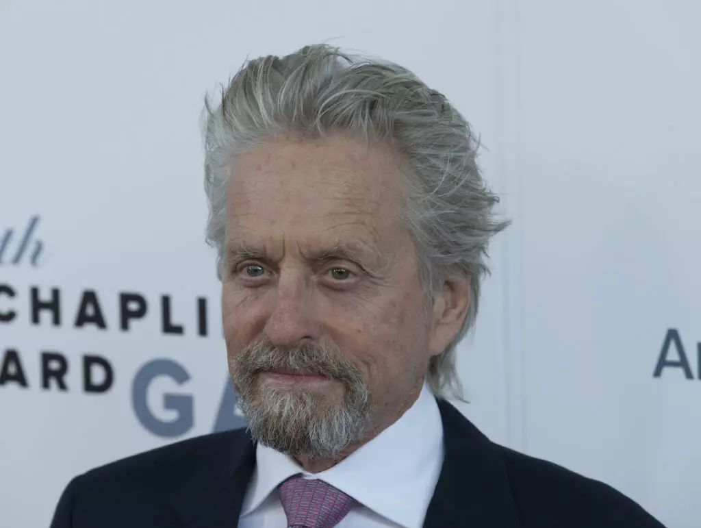 Michael Douglas en vestokompleto