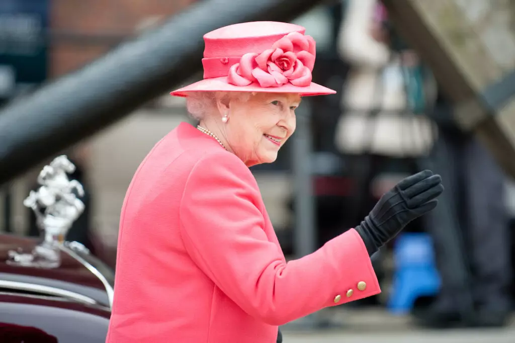 Ratu Elizabeth waving dina outfit pink