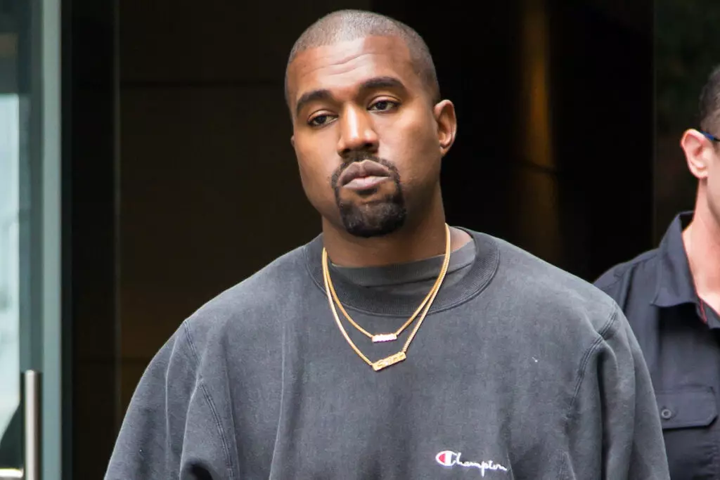 Kanye West dina baju haneut hideung