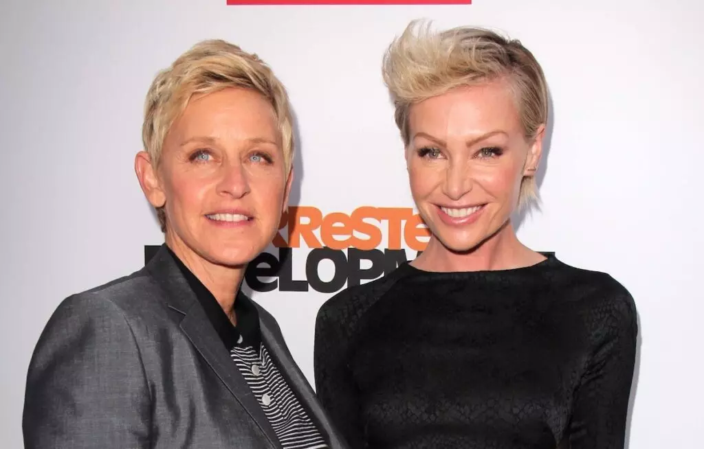 Ellen DeGeneres اور Portia de Rossi ایک ساتھ مسکراتے ہوئے۔