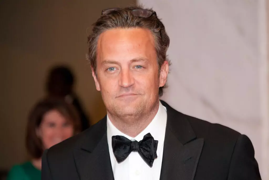 Matthew Perry dina tux a