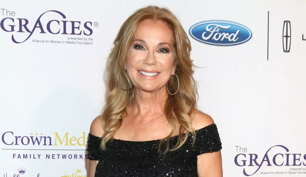 Kathie Lee Gifford besišypsanti juoda suknele