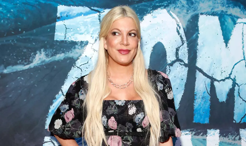 Tori Spelling i en blommig klänning