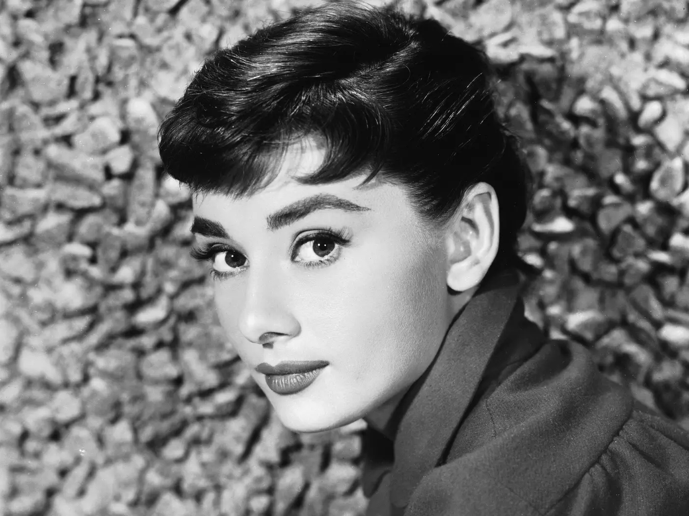 Audrey Hepburn සඳහා නිර්මාණය කරන ලද මෙම මොයිස්චරයිසින් හෙයා මාස්ක් එක අදටත් හිසකෙස් ගැලවුම්කරුවෙක්