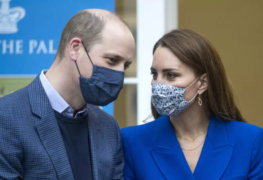 William printzea eta Kate Middleton aurpegiko maskarak jantzita hizketan