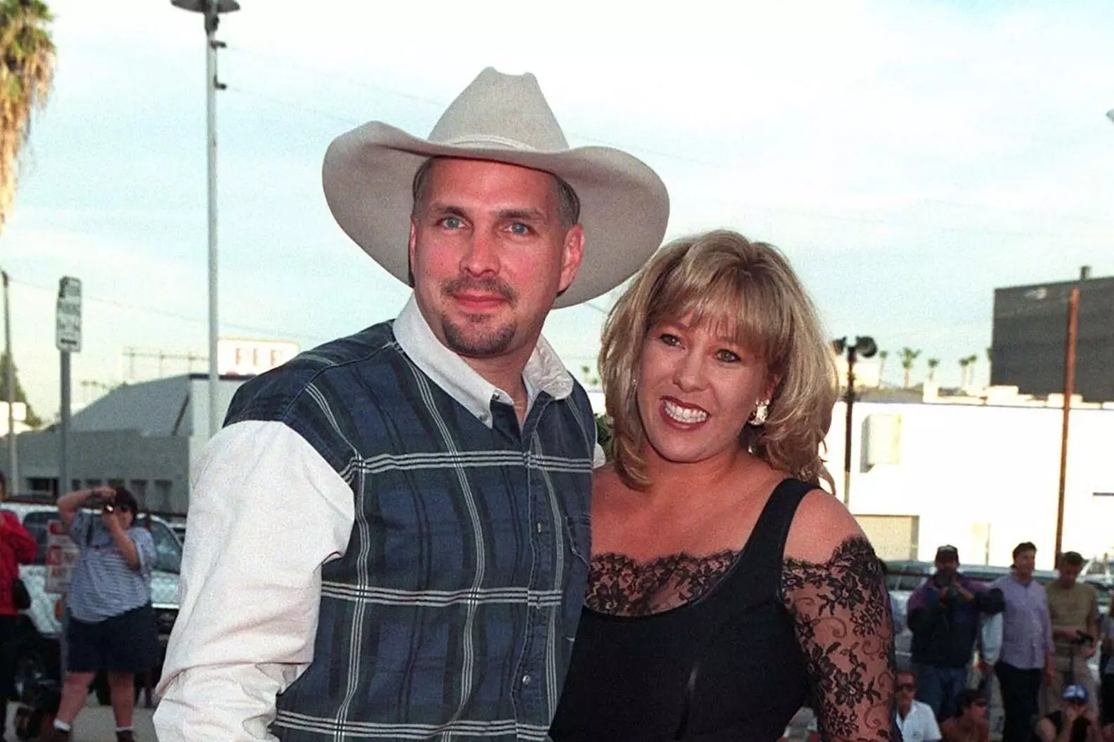 Garth Brooks bersama isteri pertamanya Sandy Mahl.