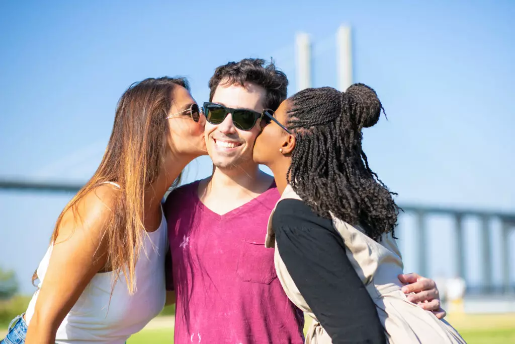 公園で人がキスする