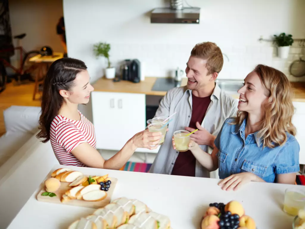 Ένα throple τοστ για ποτά στο brunch