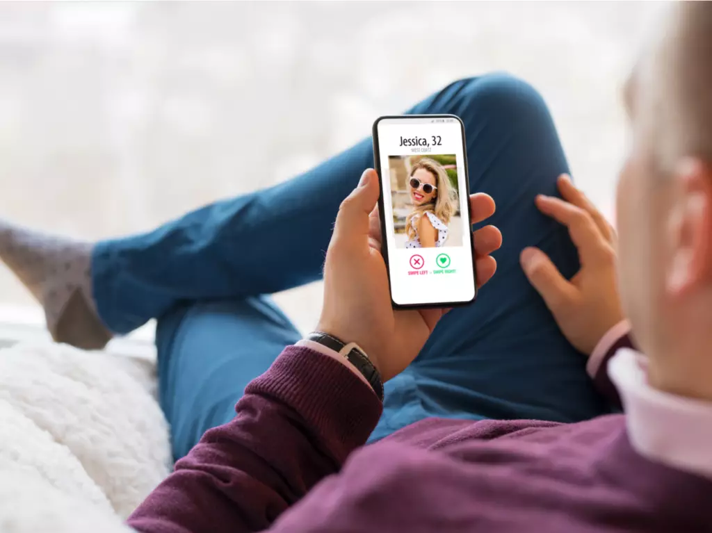 Mann mit Dating-App auf dem Handy