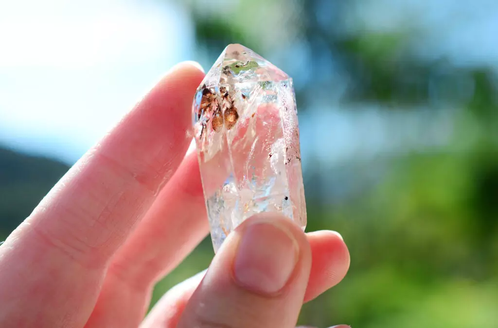 Mayi atanyamula quartz yowala molunjika kudzuwa