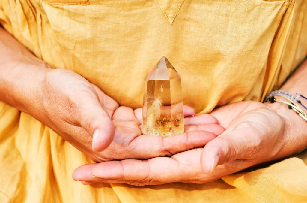 Mkazi atanyamula citrine crystal