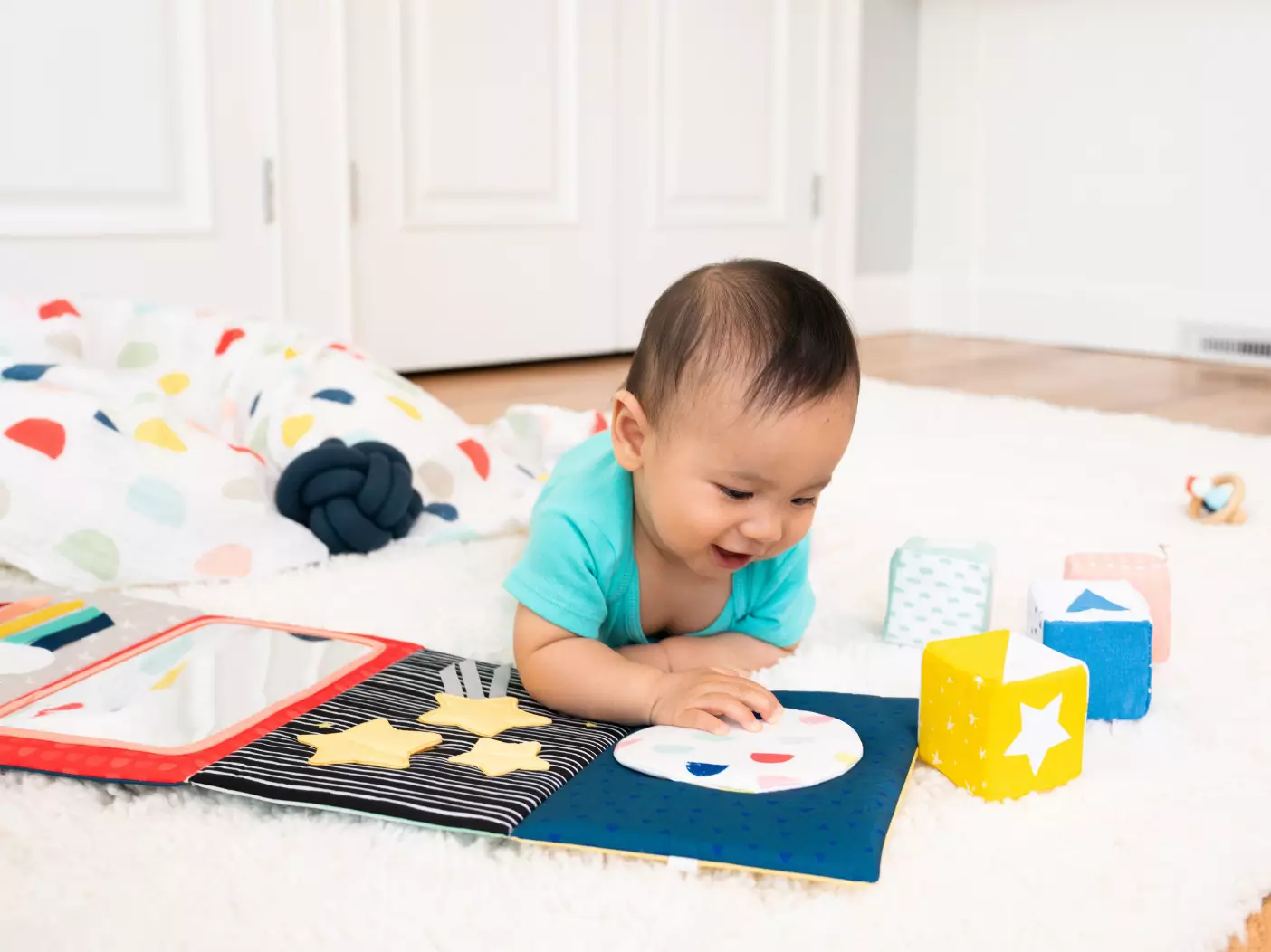 Flyt over Baby Einstein, KiwiCo har en videnskabsstøttet løsning til at hjælpe små med at nå vigtige milepæle