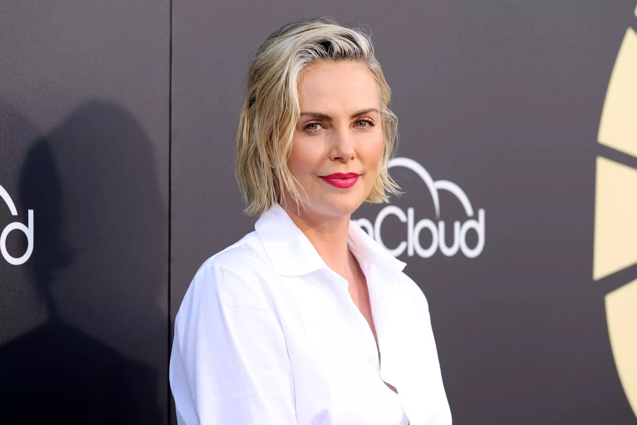 Charlize Theron Piştî 7 Salên Bêkesbûnê, Tê îdiakirin ku bi lîstikvanek din re romantîke, Gotûbêjên Dudil Dibêjin