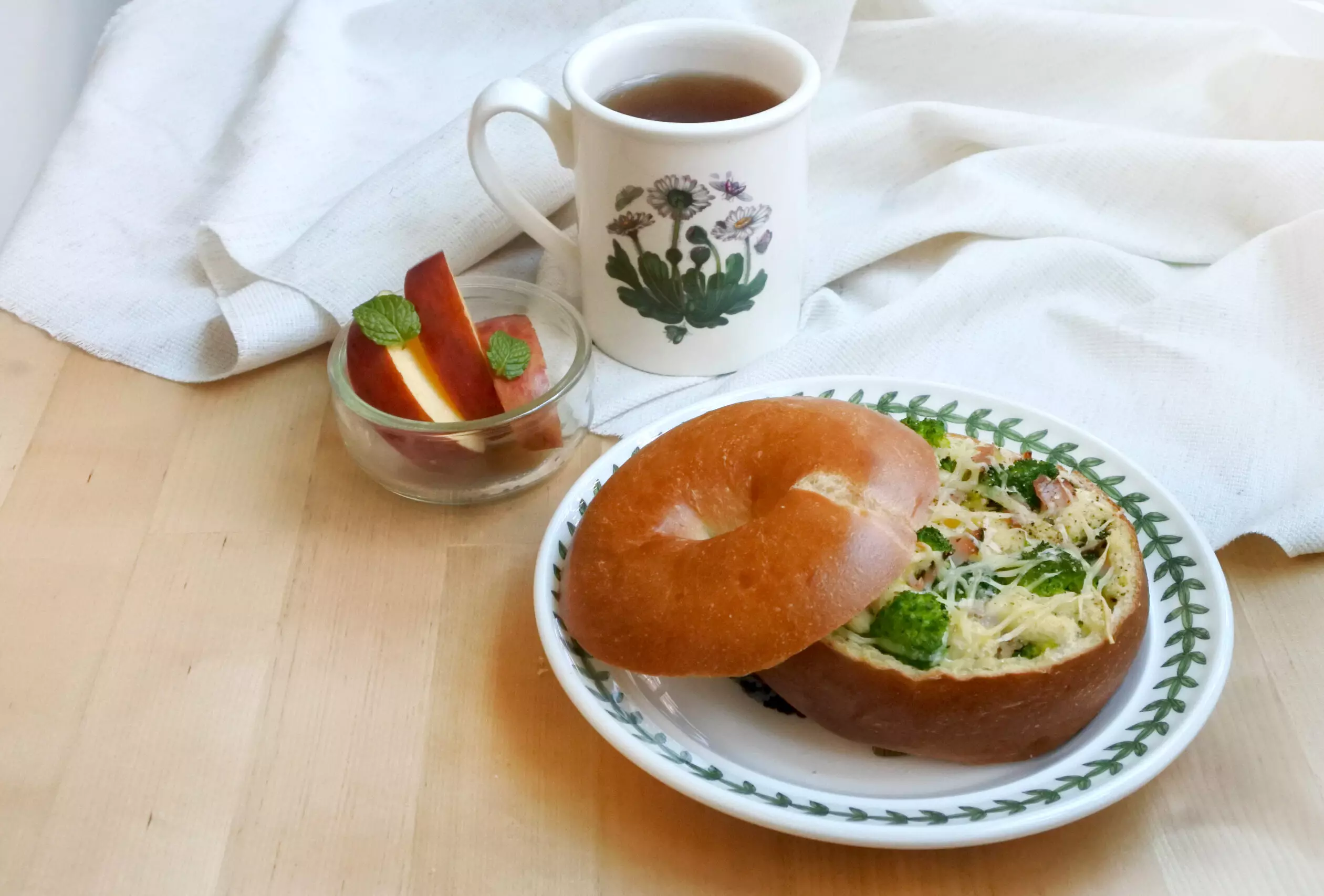 ഈ Quiche-Stuffed Bagels ഒരു തികഞ്ഞ അവധിക്കാല പ്രാതൽ ട്രീറ്റാണ്