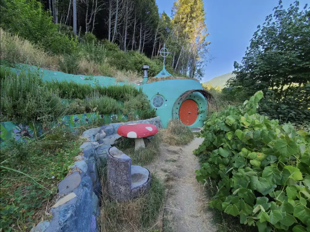 Een Airbnb-verhuur met een hobbitgat-thema in Californië