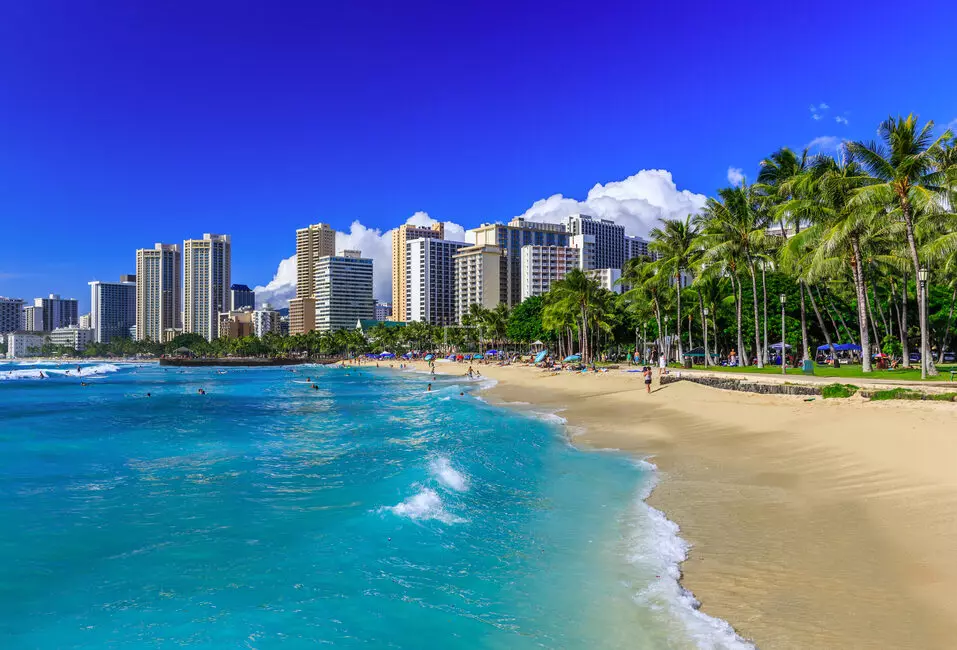 Honolulu, Hawaii. Waikiki beach och Honolulus skyline.