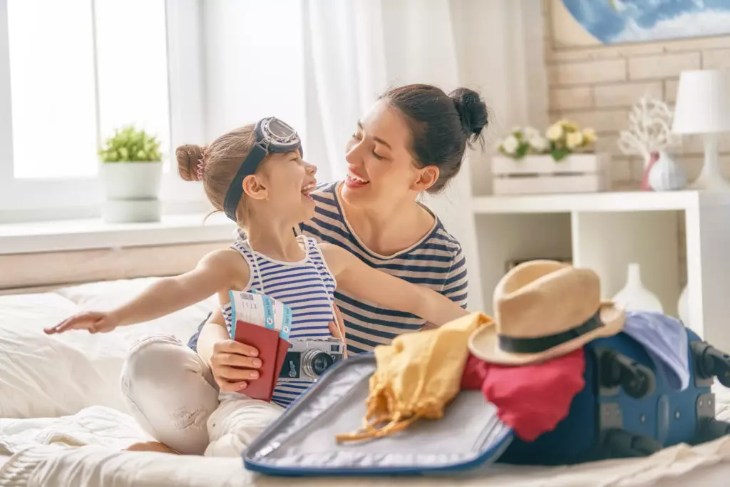 Imej ibu dan anak perempuan sedang mengemas.