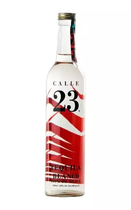 Botella de tequila Calle 23 blanco.