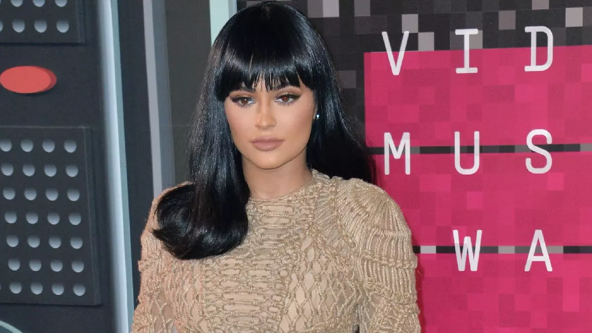 Kylie Jenner Menghadapi Serangan Balik Karena Tan Ekstrim, Dituduh Wajah Hitam, Perampasan Budaya