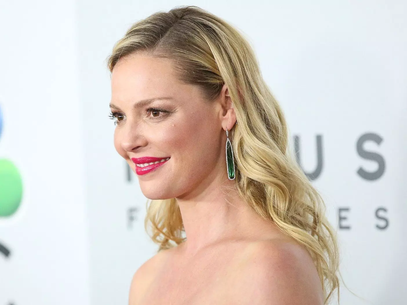 Izizathu Zobulili UKatherine Heigl Wafakwa ohlwini Olumnyama Ovela EHollywood Iminyaka