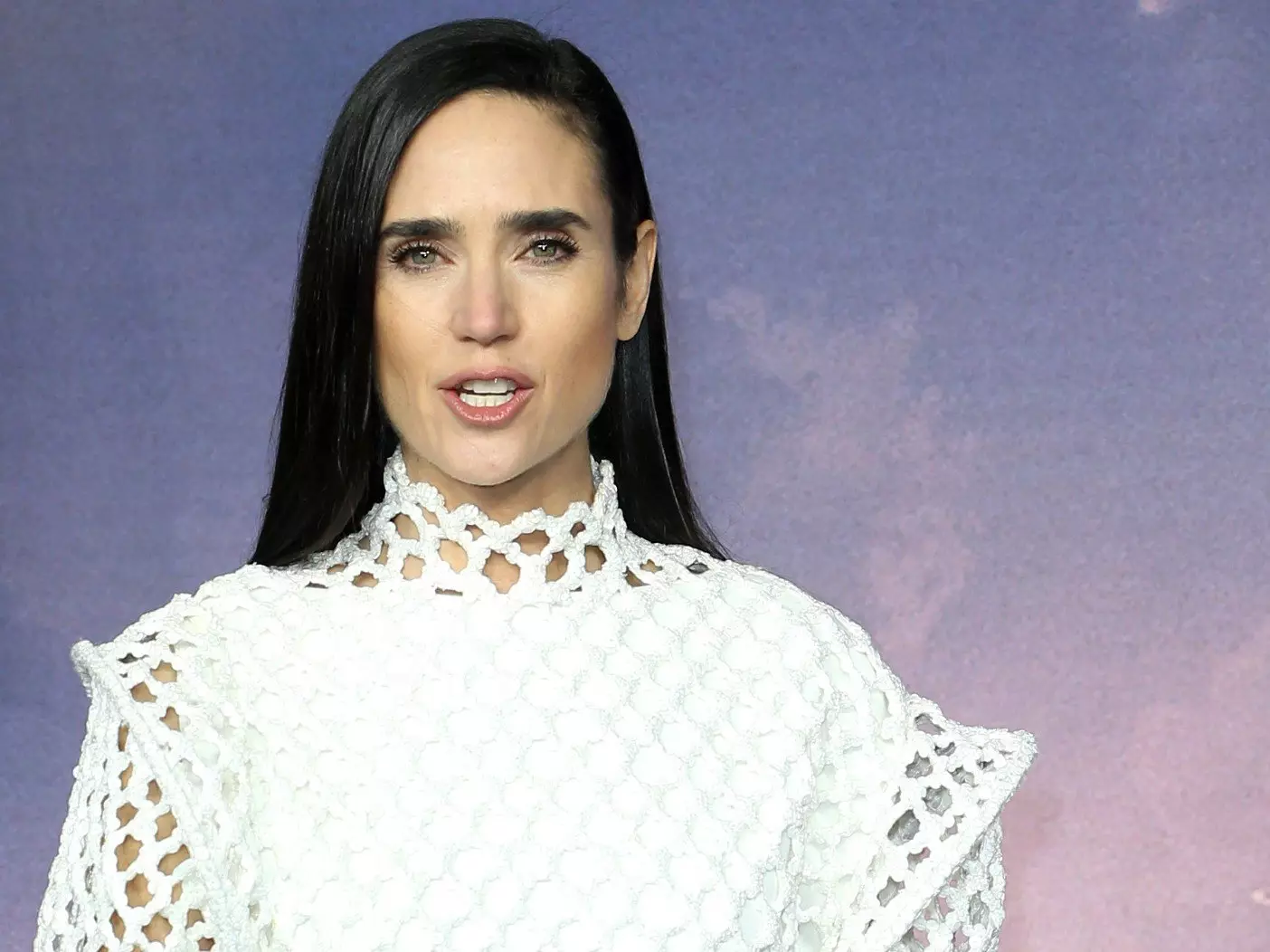 Permaidani Merah Awal Jennifer Connelly Menampilkan Trend Fesyen yang Dibenci