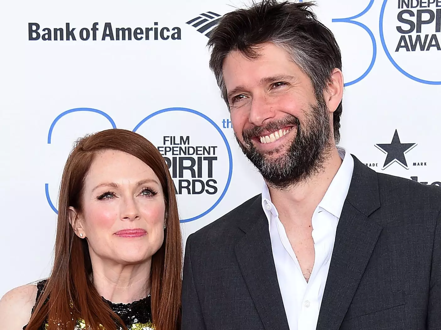 Julianne Moore, Permaidani Merah Terbaik Suami Kelihatan Selama Beberapa Tahun: Terkini Hingga Pertama