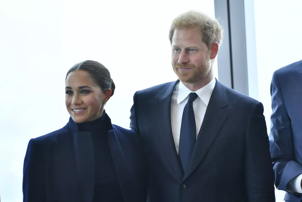 Meghan Markle u tamnoplavom sakou sa princom Harijem u mornarskom odelu