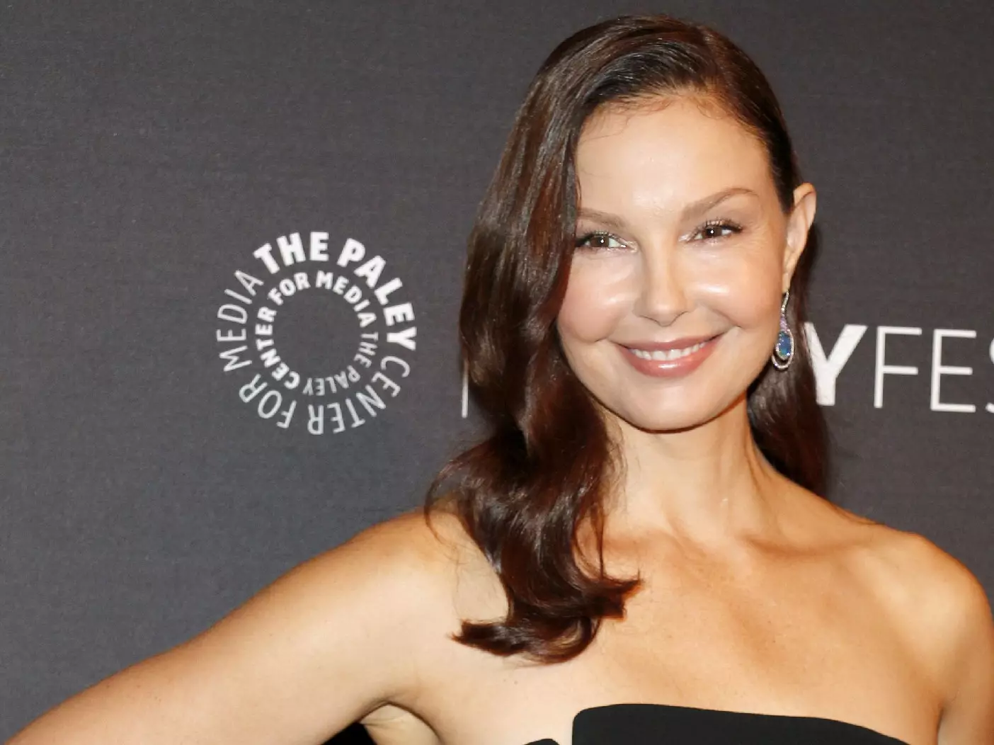 Penampilan Permaidani Merah Ashley Judd yang Sesuai Adalah Inspirasi Fesyen Gadis Curvy Kami