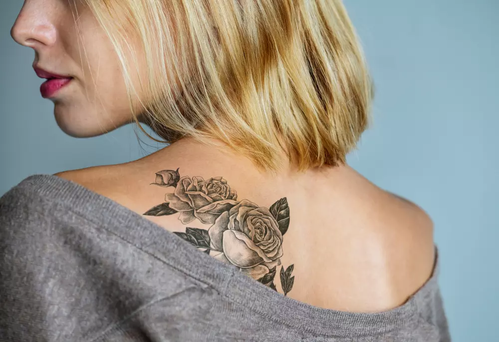 Tatouage dos photoréaliste sur une femme