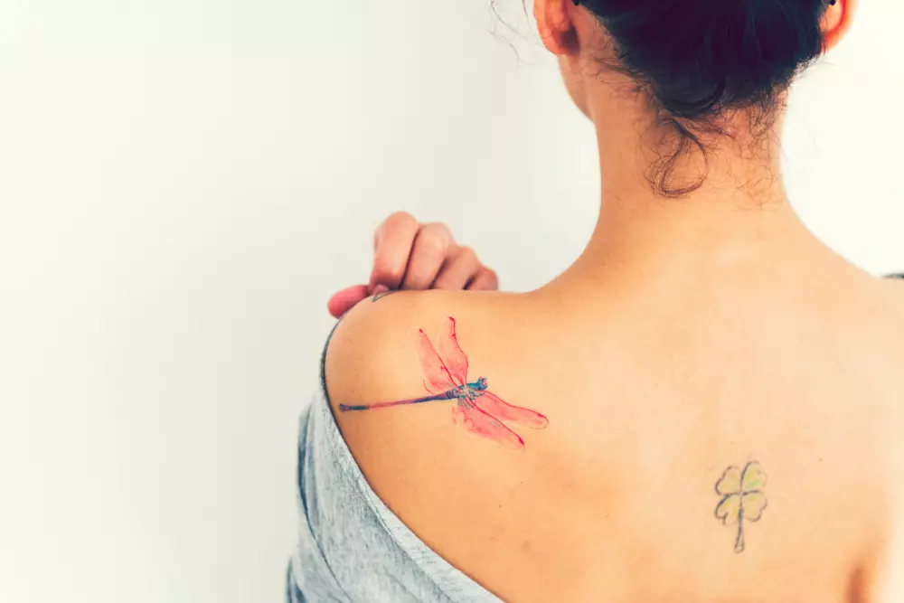 Femme avec un tatouage de libellule