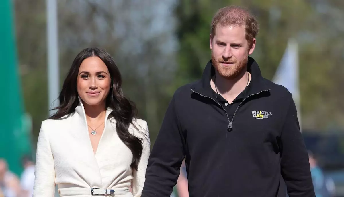 Clecs brenhinol yn dweud bod y Tywysog Harry, Meghan Markle Honnir wedi gwneud Stop Cyfrinachol i Ddweud 'Ffarwel Olaf' Wrth y Frenhines Mewn Adroddiad Amheus