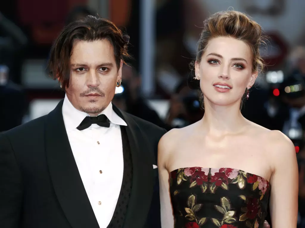 Johnny Depp v smokingu, stojaci vedľa svojej bývalej manželky, počul jantár