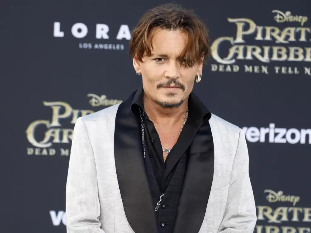 U-Johnny Depp egqoke i-tux emhlophe nehembe langaphansi elimnyama likasilika