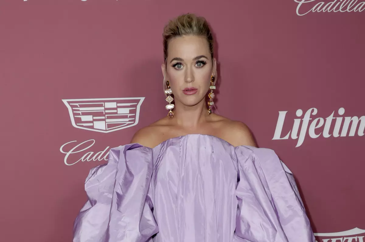 Katy Perry Akaonekwa Asina Mhete Pakati perunyerekupe rwekunetsana kwehukama naOrlando Bloom.