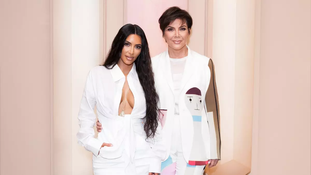 Kim Kardashian dia voalaza fa tezitra tamin'i Kris Jenner noho ny fihetsehana tamin'i Pete Davidson, hoy ny fifosana