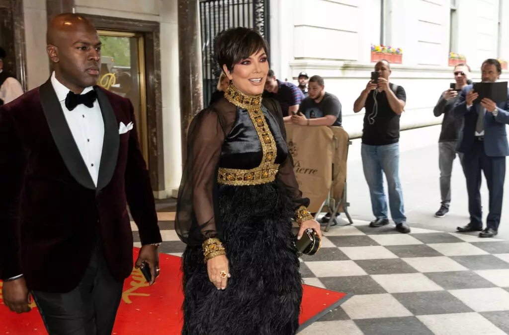 Corey Gamble kaj Kris Jenner alvenas ĉe la MET Gala, ambaŭ vestitaj en nigra