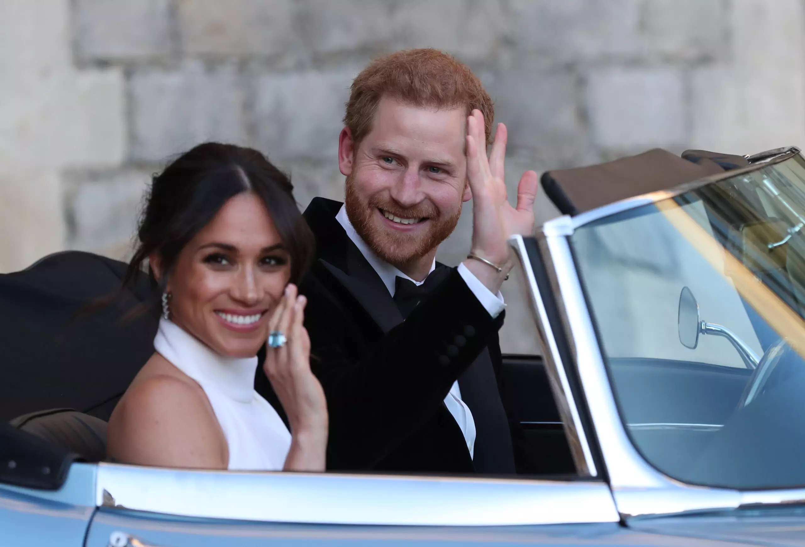 Tugann Saineolaí Ríoga le fios go raibh an Prionsa Harry i gcónaí ag lorg slí amach as an teaghlach, léirigh Meghan dó conas