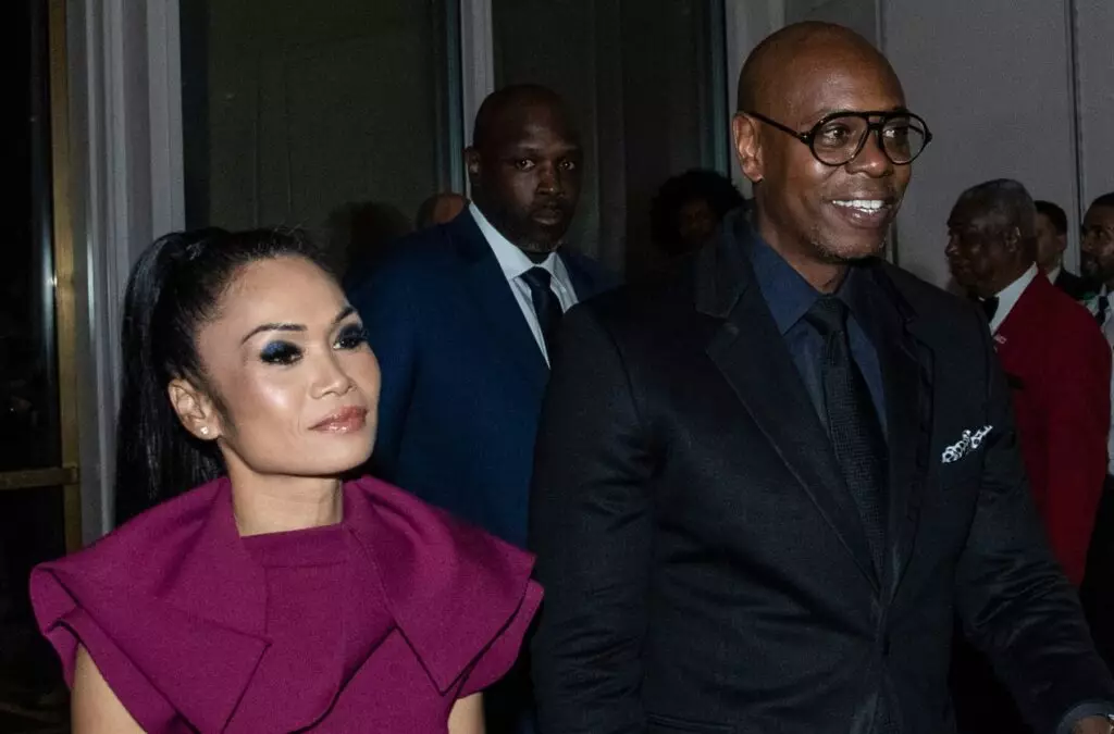 Ang komedyante nga si Dave Chappelle ug ang iyang asawa nga si Elaine miabot sa Kennedy Center para sa Mark Twain Award para sa American Humor kaniadtong Oktubre 27, 2019 sa Washington, DC.