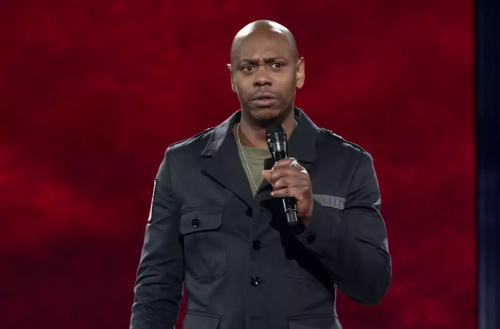 Dave Chappelle ti n ṣe awada imurasilẹ lori pataki Netflix rẹ, Ọjọ-ori ti Spin